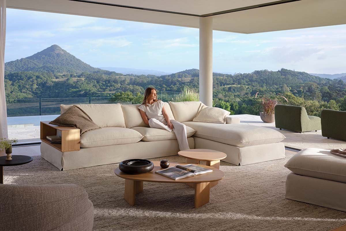 How Large Modular Sofas Enhance Comfort and Versatility for Families